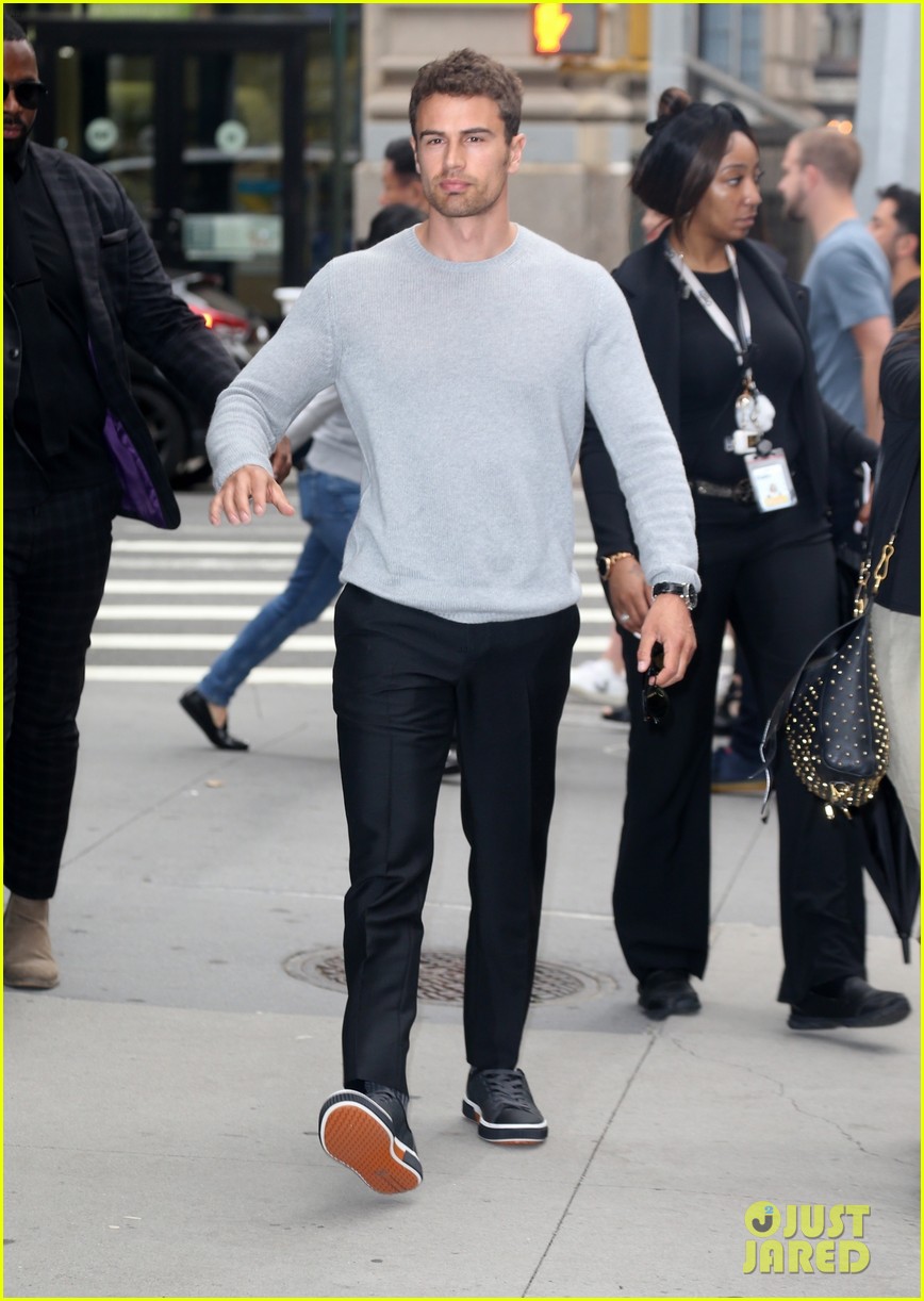 Emily Ratajkowski & Theo James Team Up In 'Lying & Stealing' - Watch ...