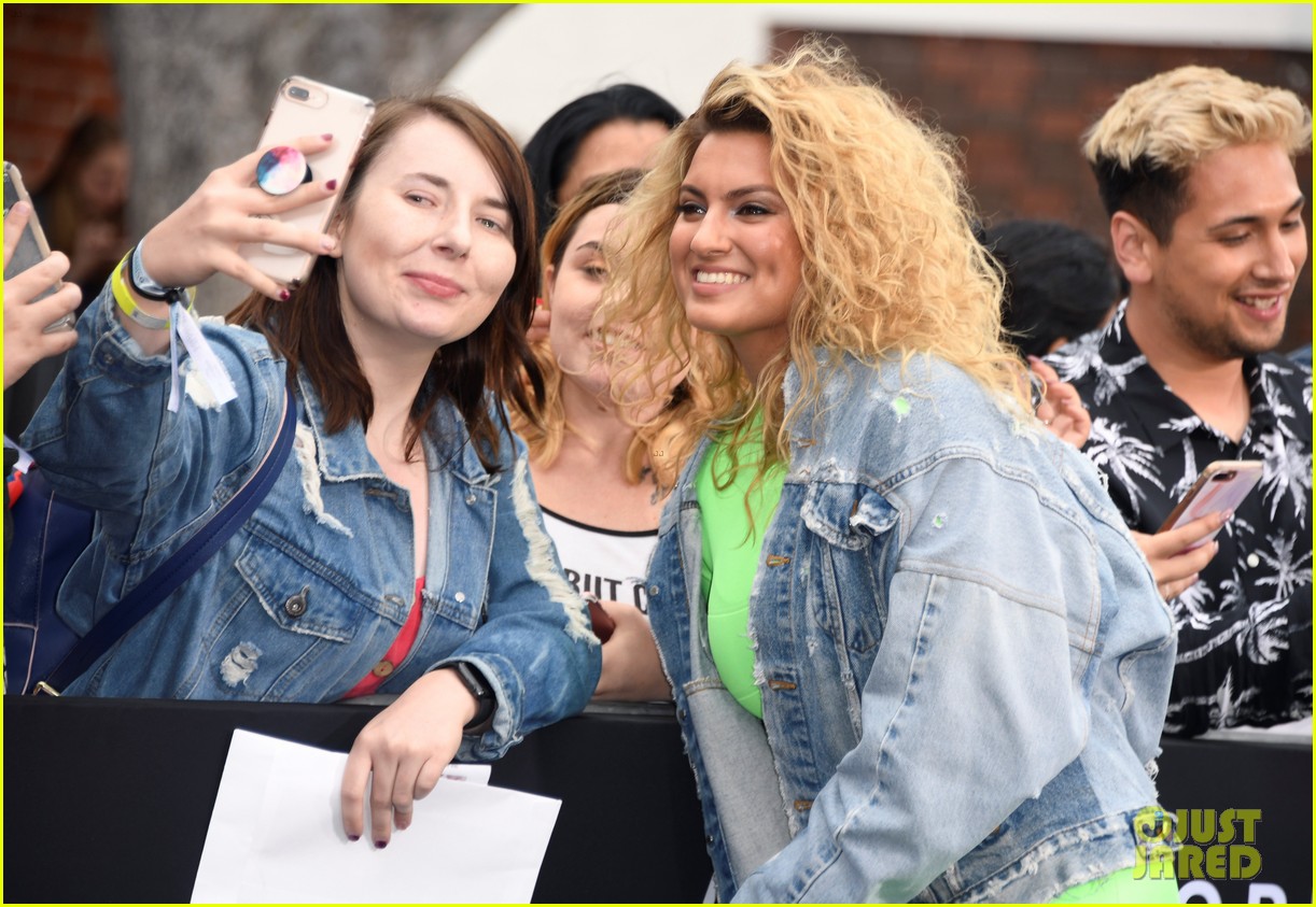 Alexandra Shipp & Chord Overstreet Support Jonas Brothers at 'Chasing ...