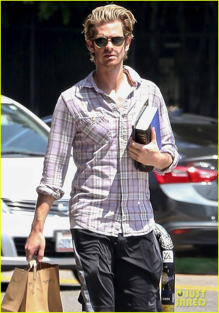Andrew Garfield Grabs Some Lunch To Go in Los Feliz!: Photo 4318631 ...