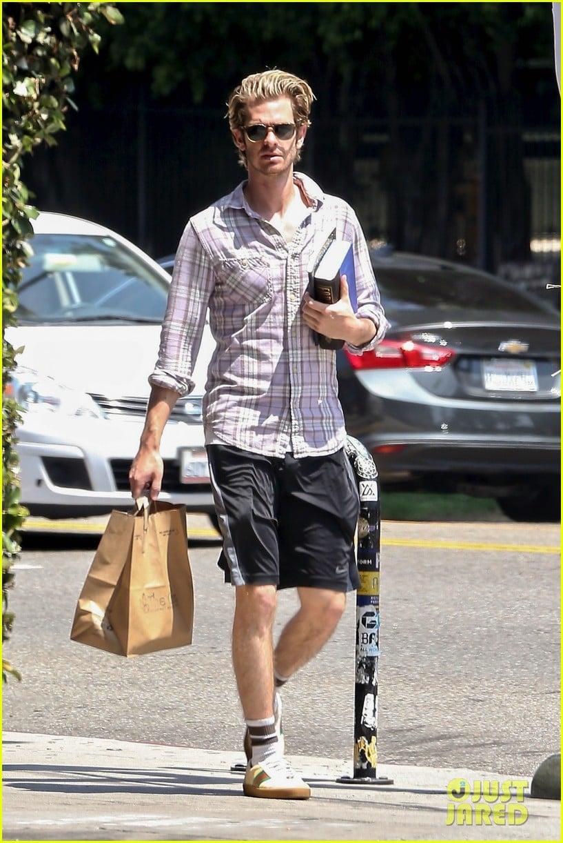 Andrew Garfield Grabs Some Lunch To Go in Los Feliz!: Photo 4318634 ...