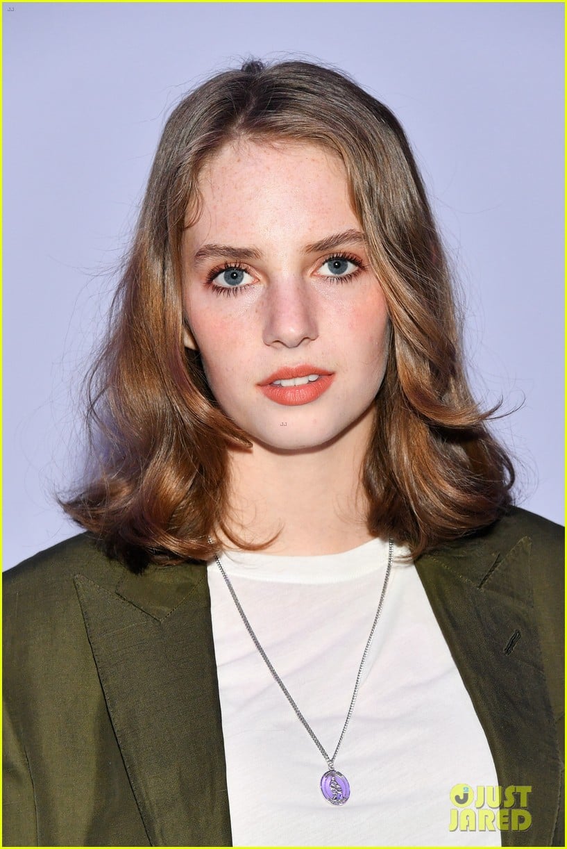 Stranger Things' Maya Hawke Has Two Very Famous Parents!: Photo 4318311 ...
