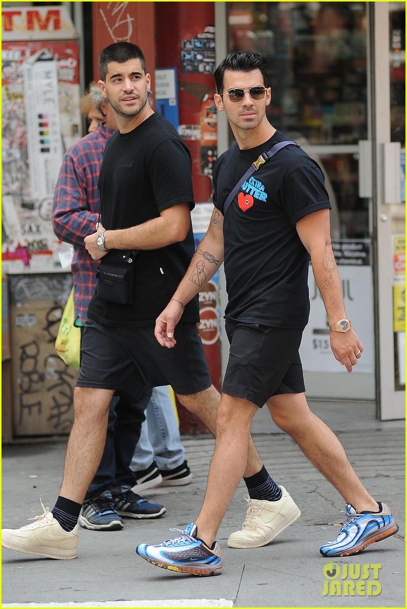 Joe Jonas Meets Up With Pal After Dropping 'Happiness Begins' Tour ...