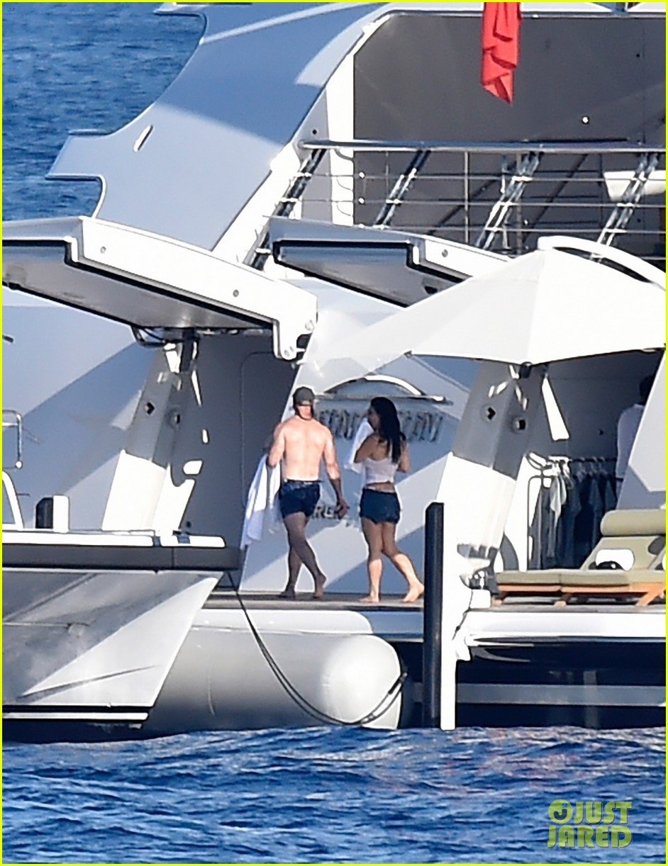 Jeff Bezos Goes Shirtless in Italy, Flaunts PDA with Girlfriend Lauren Sanchez: Photo 4333591 ...