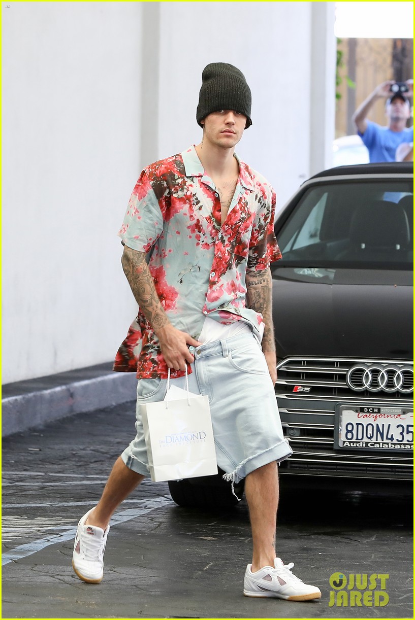 Hailey Bieber Wears Justin S Lyrics While Stepping Out With Him Photo