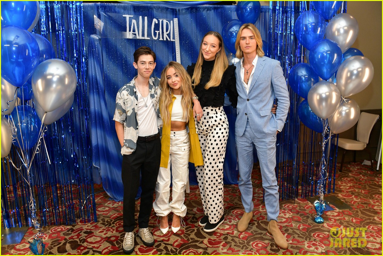 Netflix's 'Tall Girl' Cast Teams Up for Photo Call - See the Pics ...
