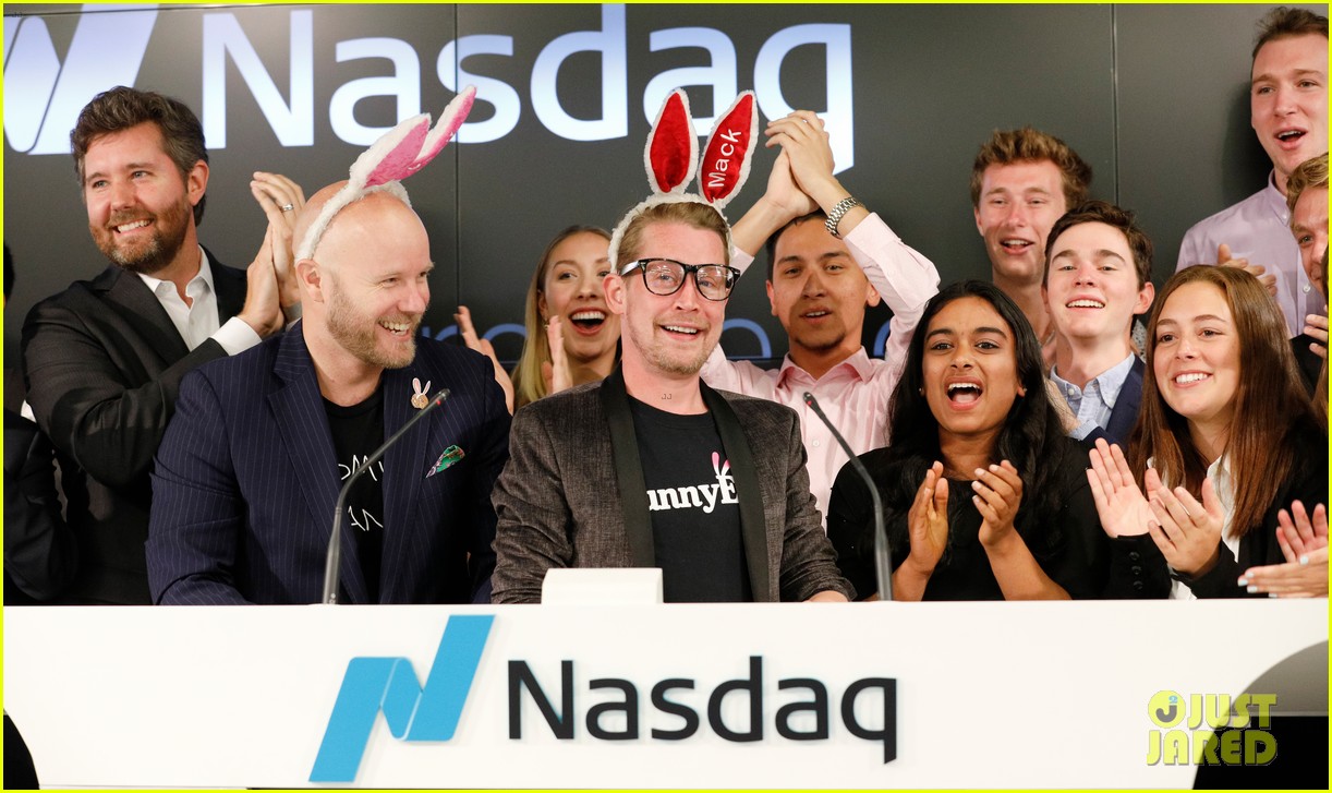 Macaulay Culkin Rings Nasdaq Closing Bell in San Francisco!: Photo ...