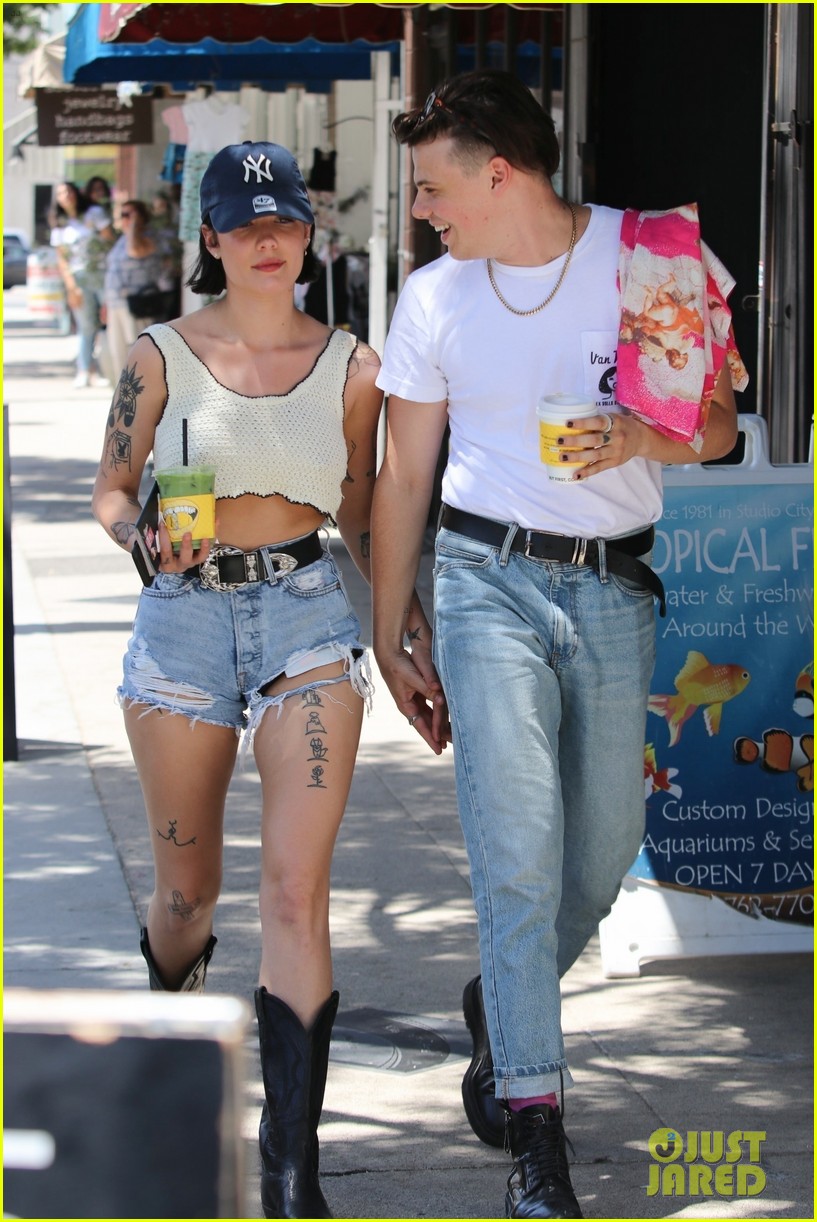 Halsey Holds Hands with Boyfriend Yungblud on Coffee Date: Photo ...