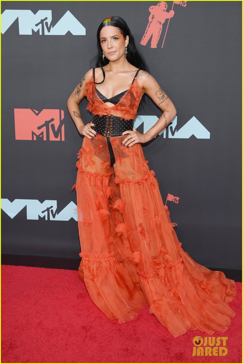 Halsey Rocks Rainbow Roots on the Red Carpet at MTV VMAs 2019: Photo ...