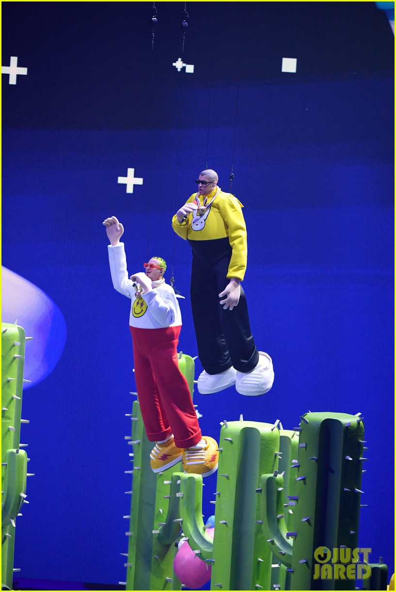 J Balvin & Bad Bunny Fly Through The Air During 'Que Pretendes ...