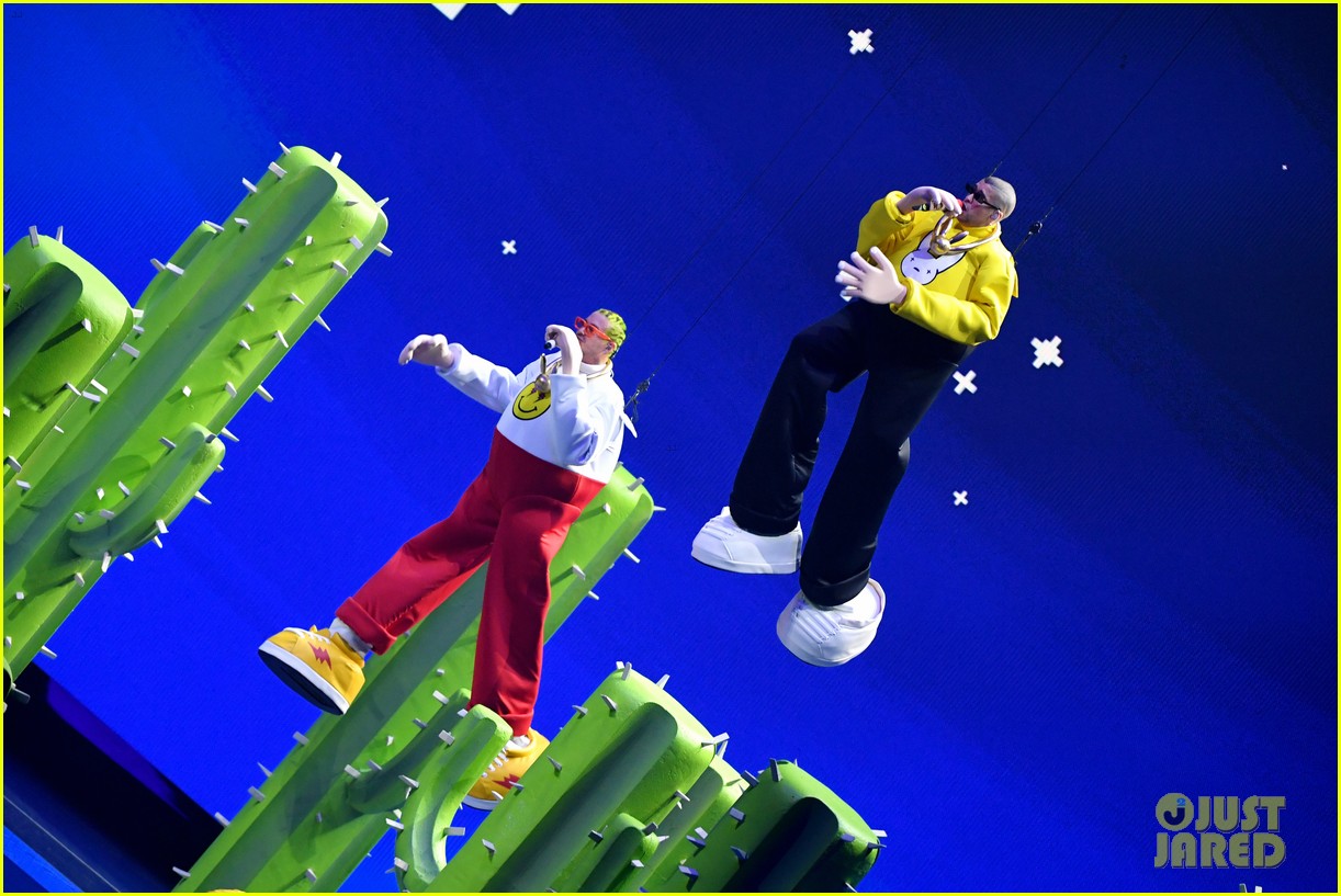 J Balvin & Bad Bunny Fly Through The Air During 'Que Pretendes ...