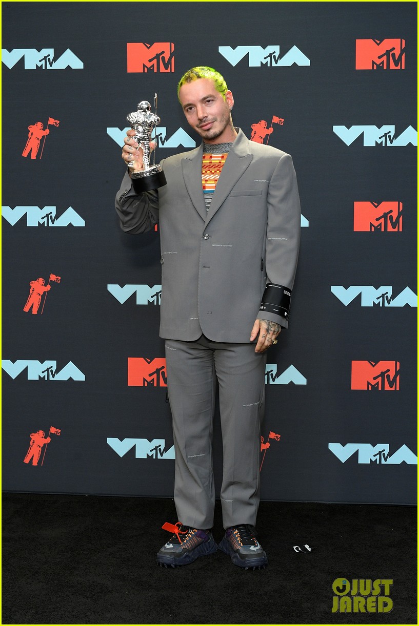 J Balvin & Bad Bunny Fly Through The Air During 'Que Pretendes ...