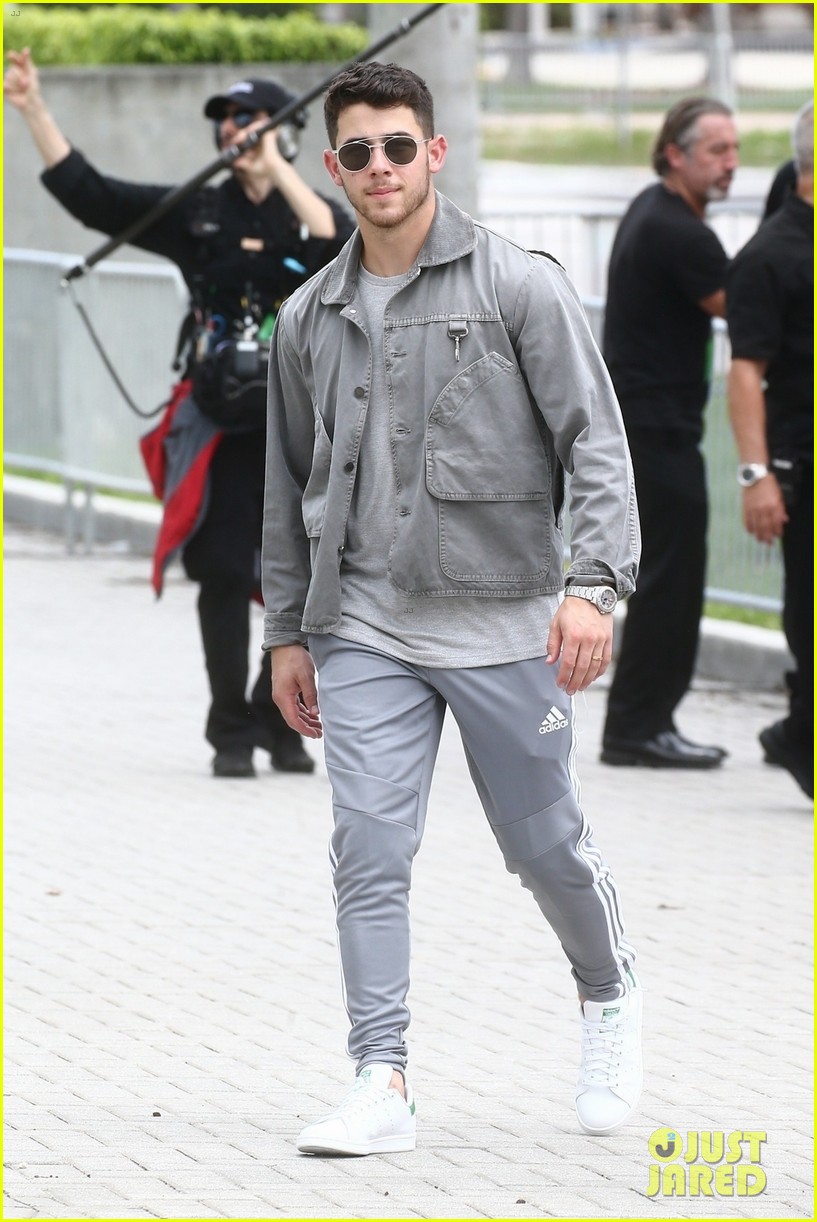 Jonas Brothers Spend Time With Fans Before 'Happiness Begins' Tour ...