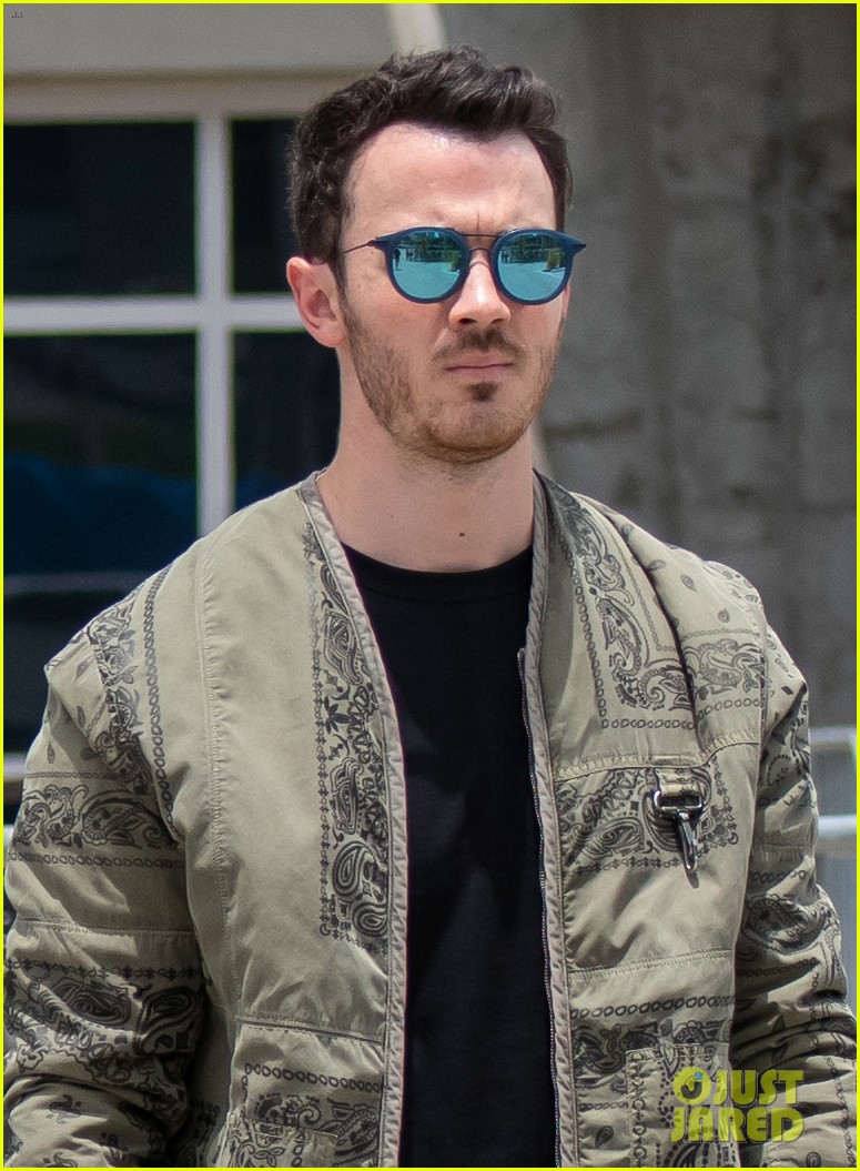 Jonas Brothers Spend Time With Fans Before 'Happiness Begins' Tour ...