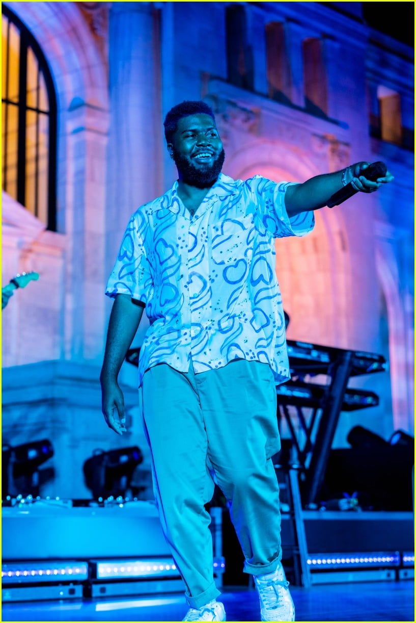 Khalid Performs at Apple Music's Up Next Live: Photo 4339896 | Photos ...