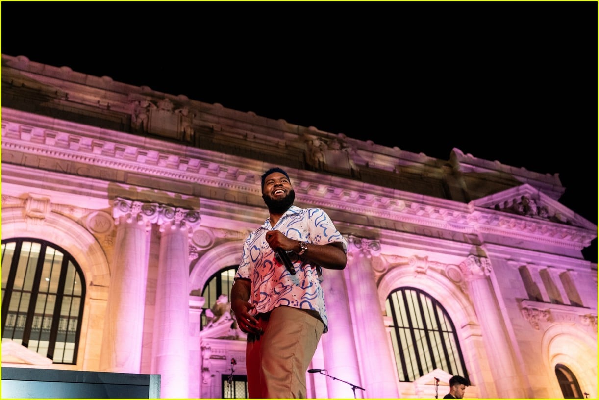 Khalid Performs at Apple Music's Up Next Live: Photo 4339933 | Photos ...