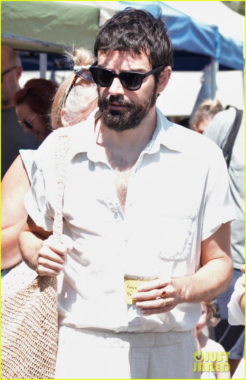 Elizabeth Olsen & Fiance Robbie Arnett Spend the Day at the Farmer's ...