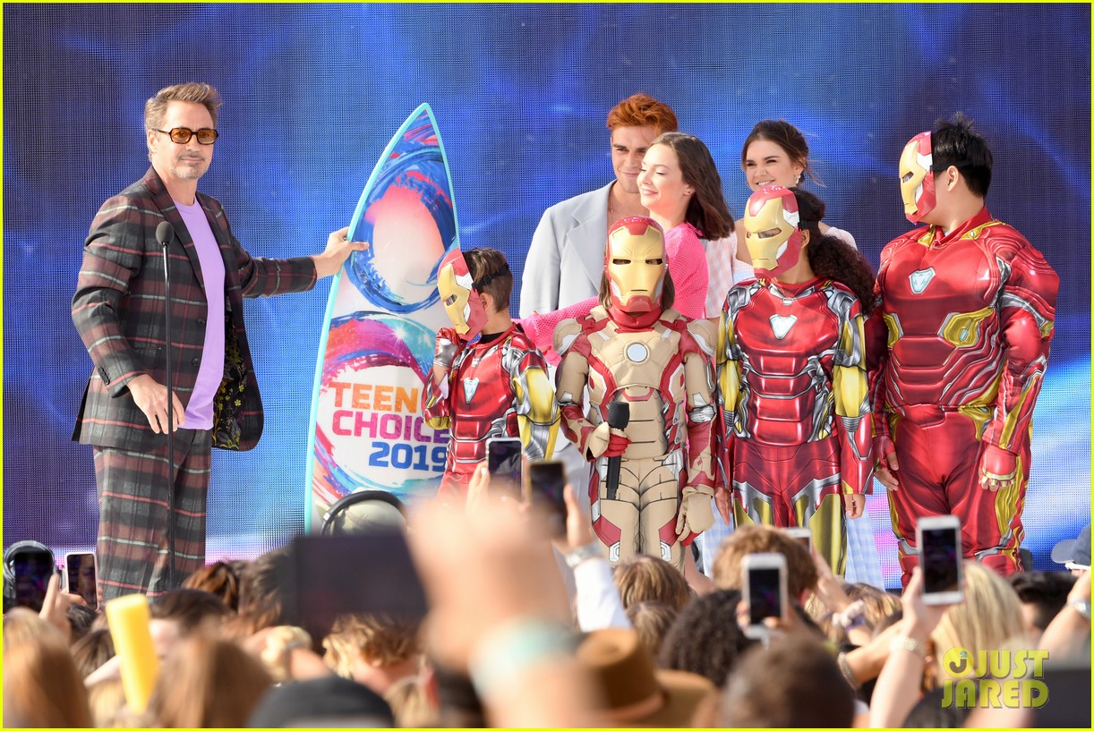 Robert Downey Jr. Wins Choice Action Movie Actor at Teen Choice Awards ...