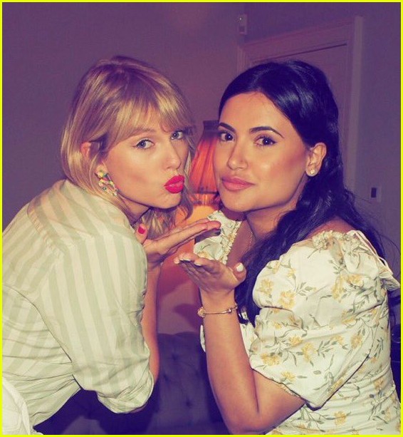 Taylor Swift Poses With Fans During 'Lover' Secret Session in London ...