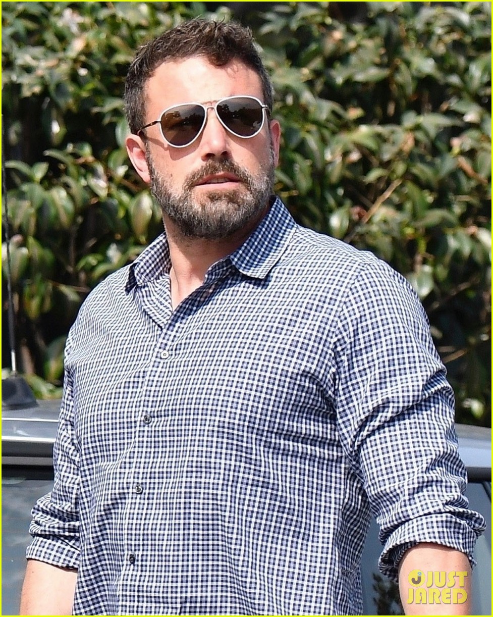 Ben Affleck Keeps It Cool While Arriving at Santa Monica Office: Photo ...