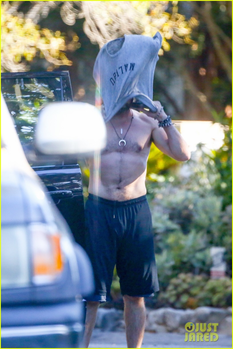 Gerard Butler Strips Off His Shirt After Surfing Session: Photo 4349058 ...