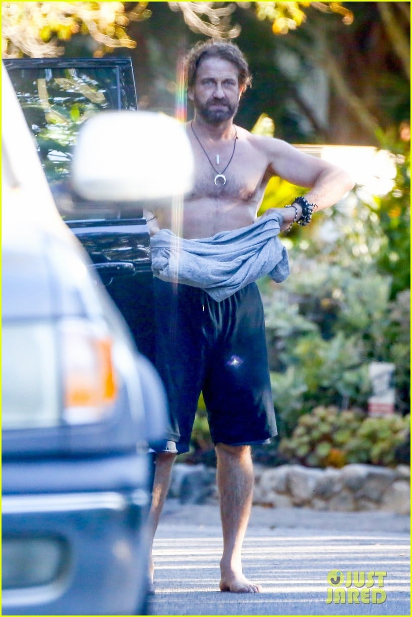 Gerard Butler Strips Off His Shirt After Surfing Session: Photo 4349059 ...