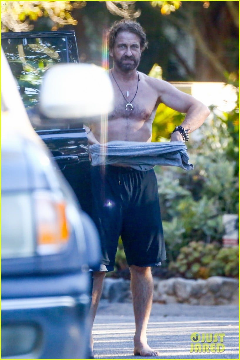 Gerard Butler Strips Off His Shirt After Surfing Session: Photo 4349060 ...