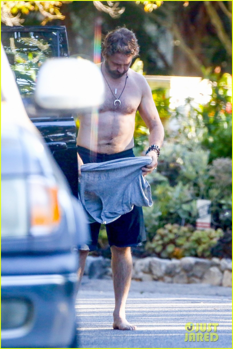 Gerard Butler Strips Off His Shirt After Surfing Session: Photo 4349062 ...