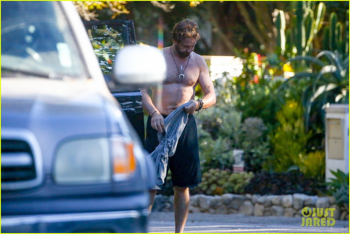 Gerard Butler Strips Off His Shirt After Surfing Session: Photo 4349065 ...
