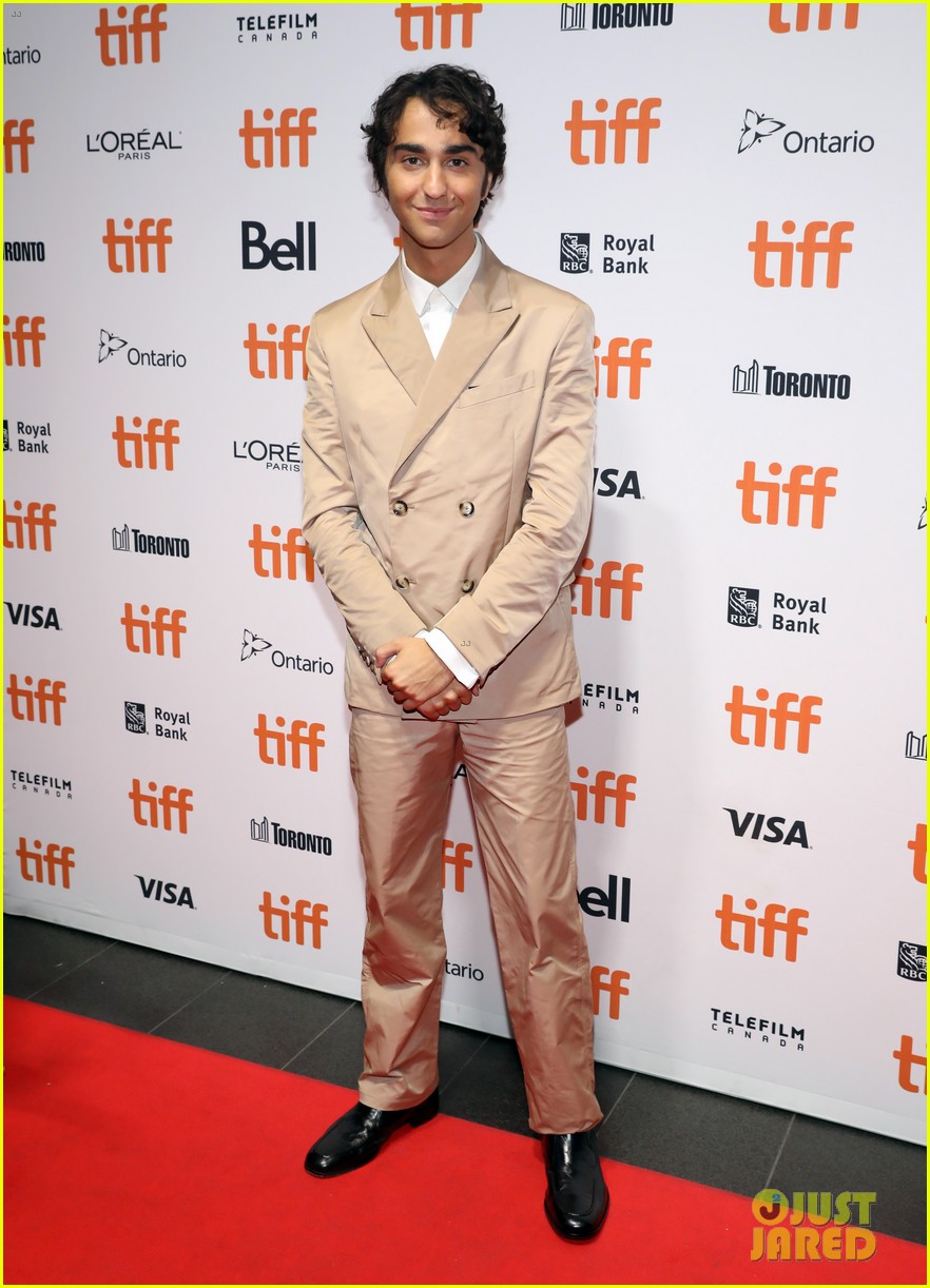 Neve Campbell Joins Alex Wolff & Imogen Poots at 'Castle in the Ground ...