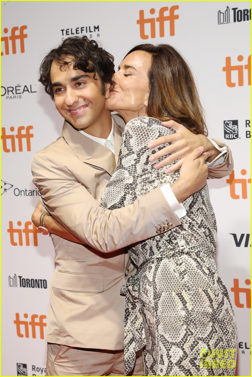 Neve Campbell Joins Alex Wolff & Imogen Poots at 'Castle in the Ground ...