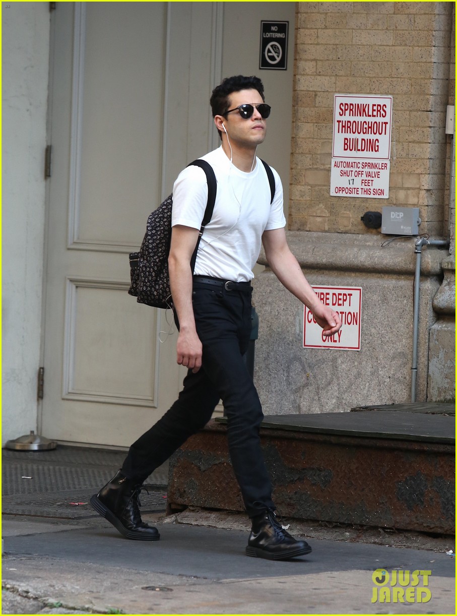 Rami Malek Enjoys Solo Outing in New York City: Photo 4362564 | Rami ...