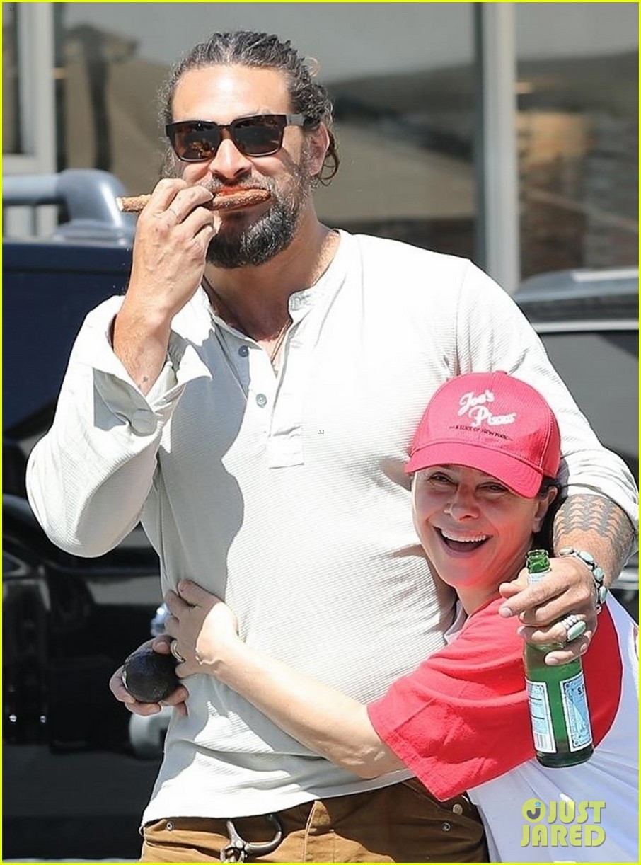 Jason Momoa Cozies Up to a Fan After Chowing Down on Pizza!: Photo ...