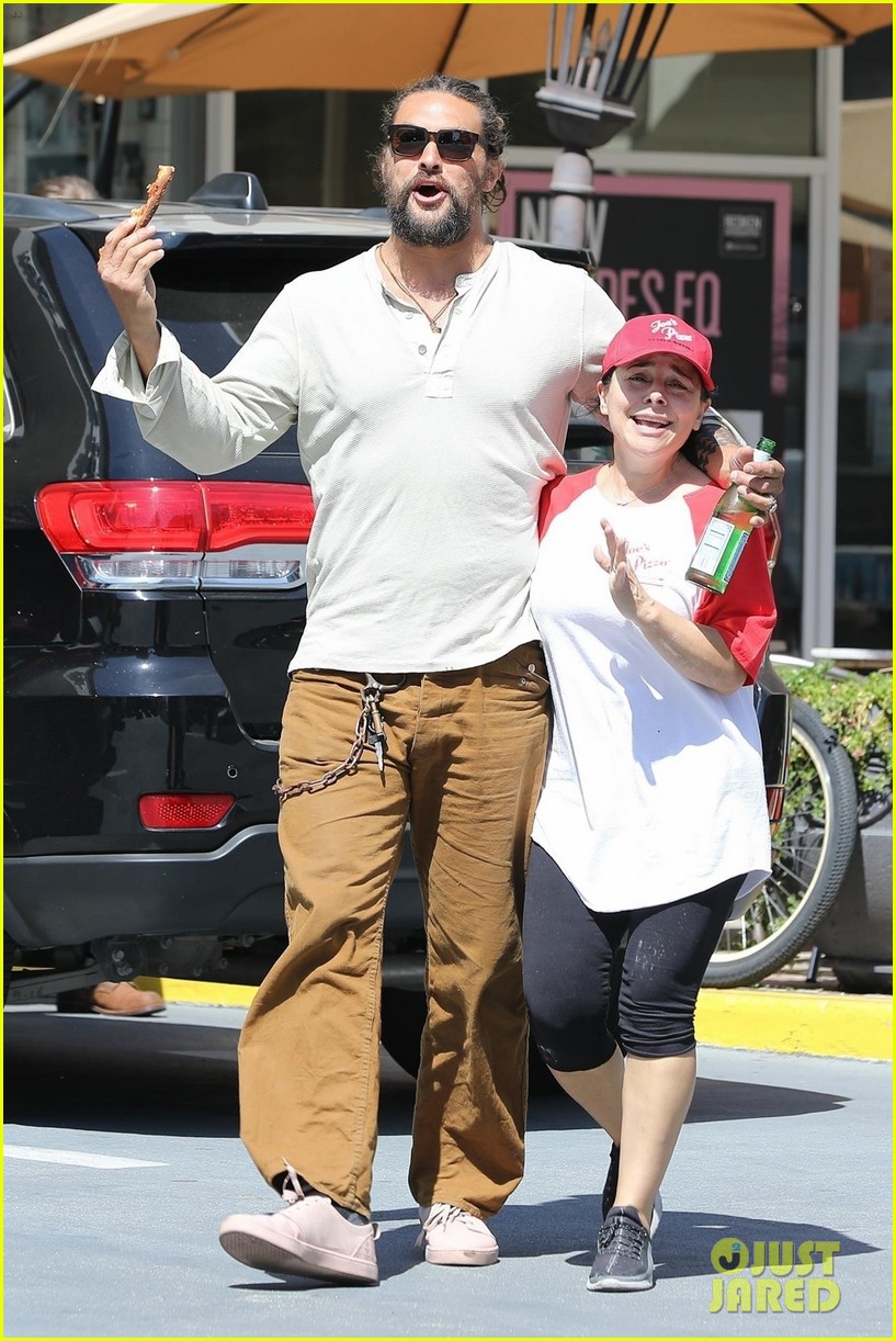 Jason Momoa Cozies Up to a Fan After Chowing Down on Pizza!: Photo ...