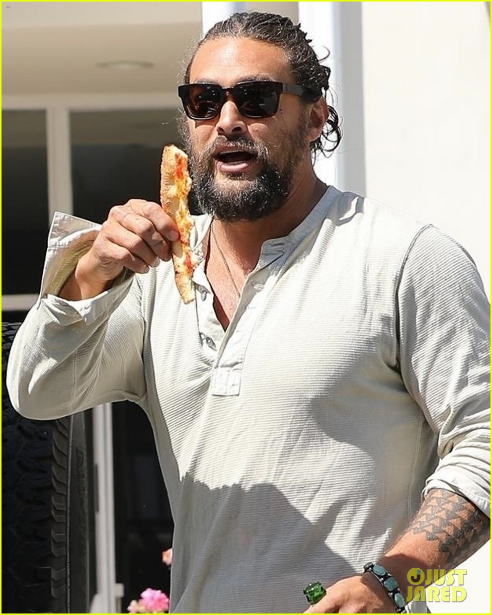 Jason Momoa Cozies Up to a Fan After Chowing Down on Pizza!: Photo ...