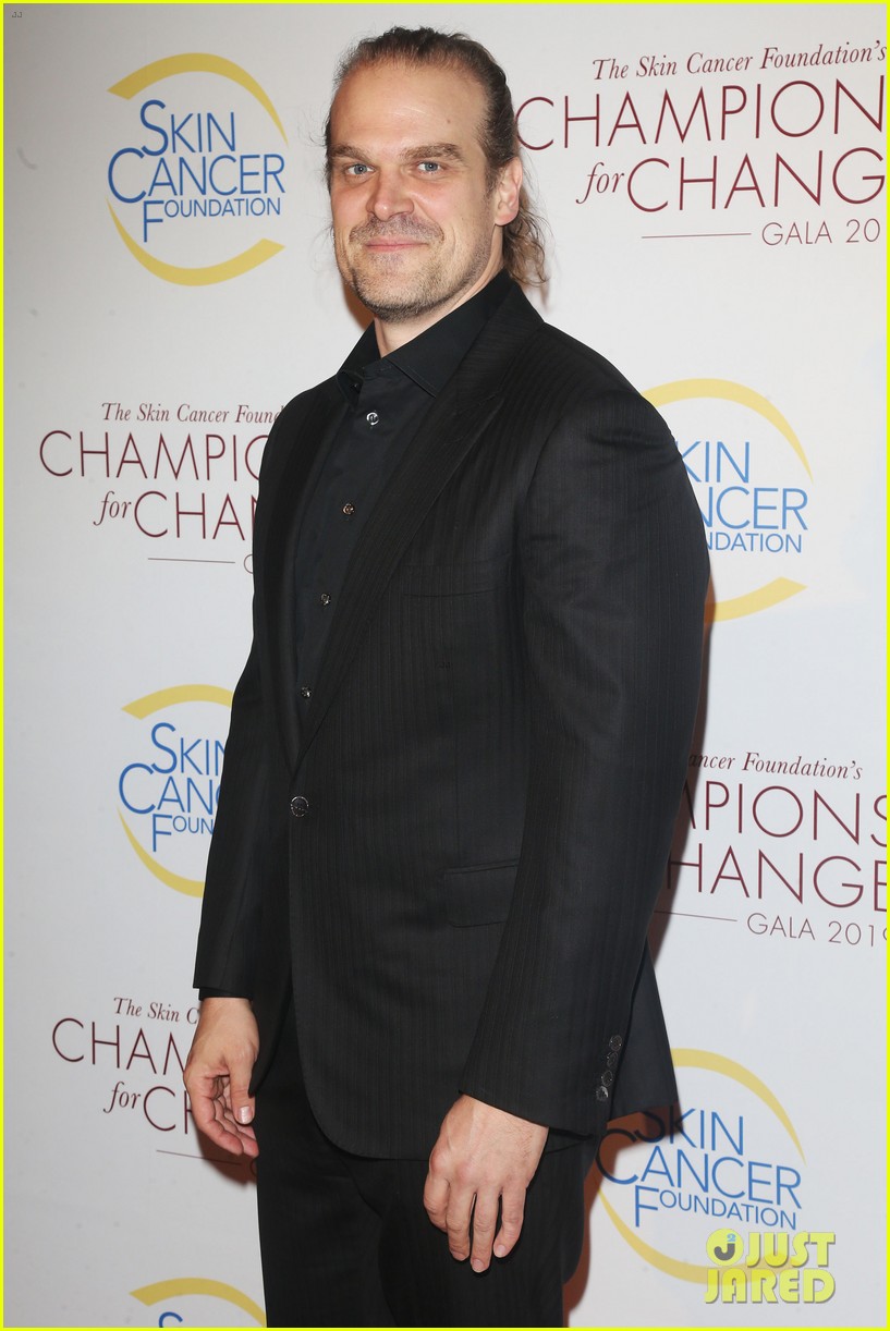 David Harbour & Girlfriend Lily Allen Make Red Carpet Debut at ...