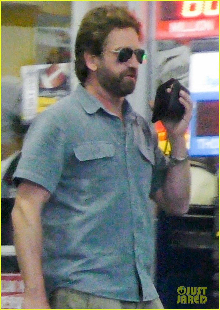 Gerard Butler Chats on the Phone During Afternoon Outing in L.A.: Photo ...