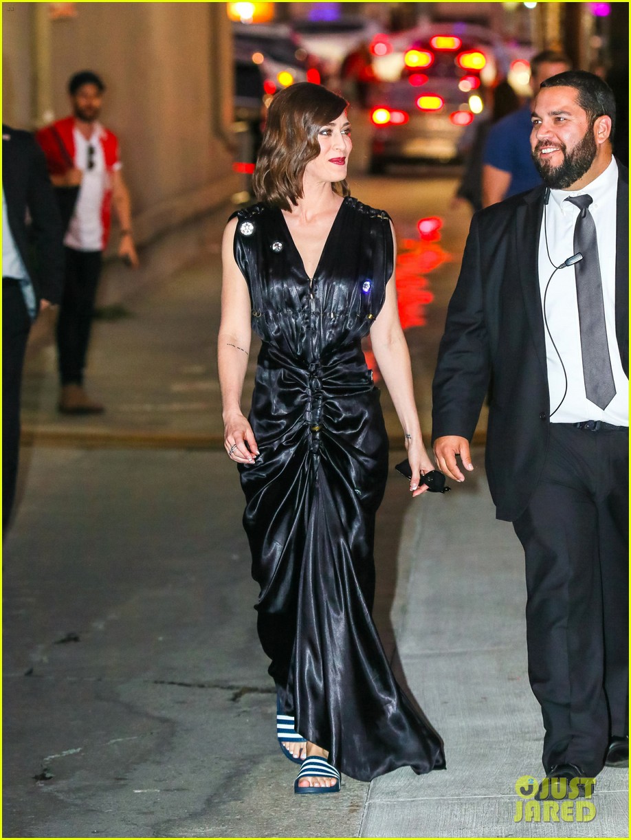 Lizzy Caplan Tells Hilarious NSFW Story About Her Husband Tom Riley on ...