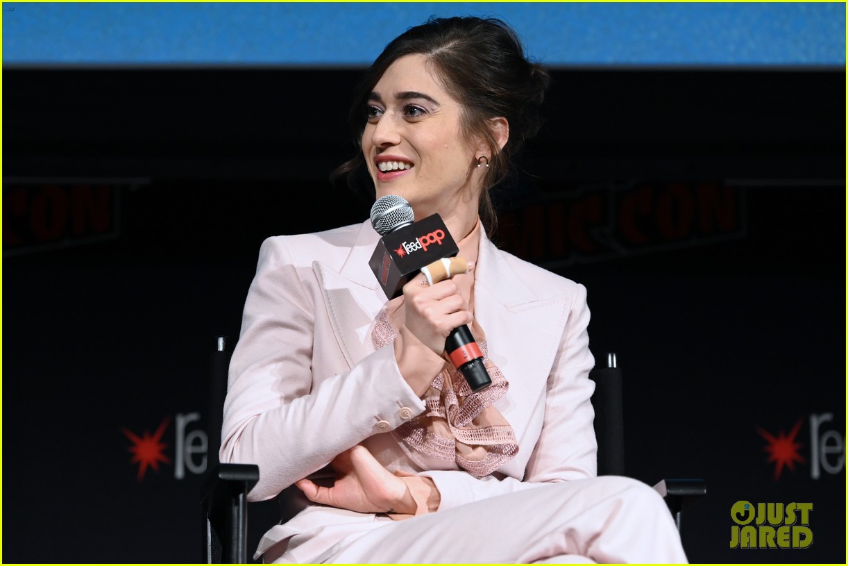 Lizzy Caplan & 'Castle Rock' Preview the New Season at NYCC!: Photo ...