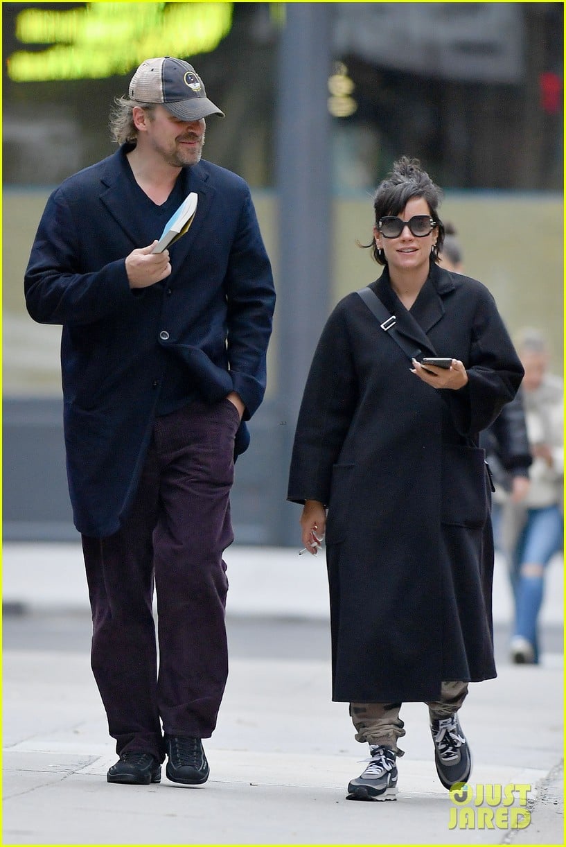 David Harbour & Girlfriend Lily Allen Couple Up For NYC Stroll: Photo ...