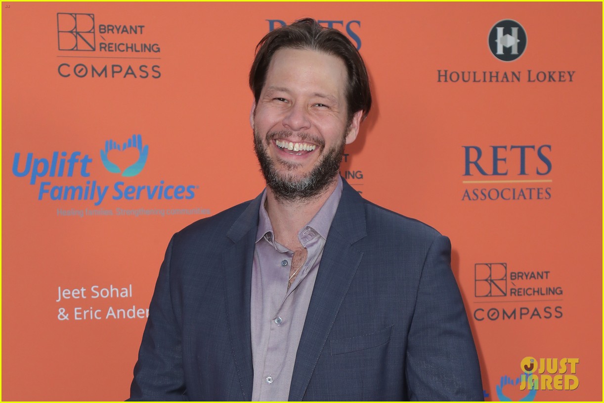 Mindy Kaling & Ike Barinholtz Reunite at Uplift Family Services Event ...