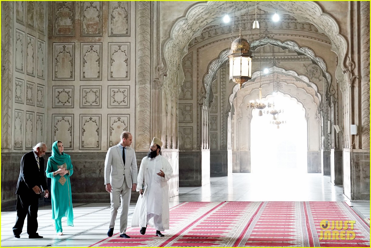Kate Middleton Visits a Mosque in Pakistan in Traditional Attire with ...