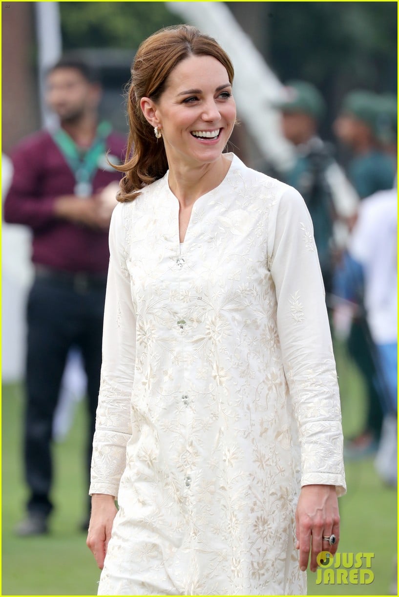 Kate Middleton Visits a Mosque in Pakistan in Traditional Attire with ...