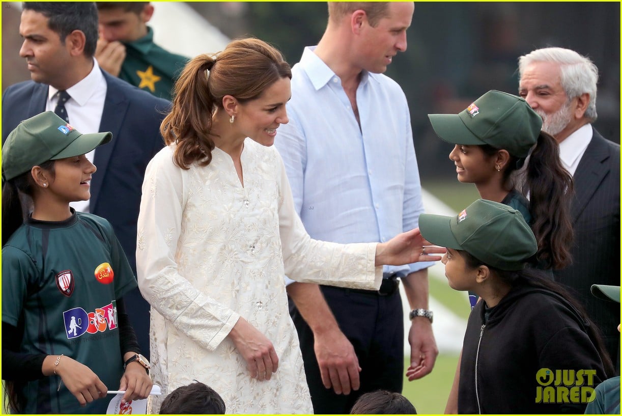 Kate Middleton Visits a Mosque in Pakistan in Traditional Attire with ...