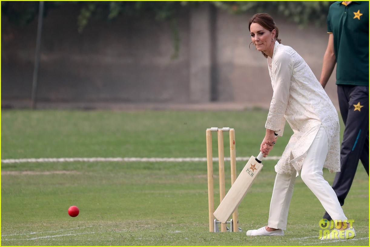 Kate Middleton Visits a Mosque in Pakistan in Traditional Attire with ...