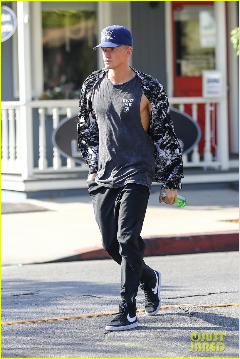 Cody Simpson Bares His Arms as He Arrives at a Music Studio: Photo ...