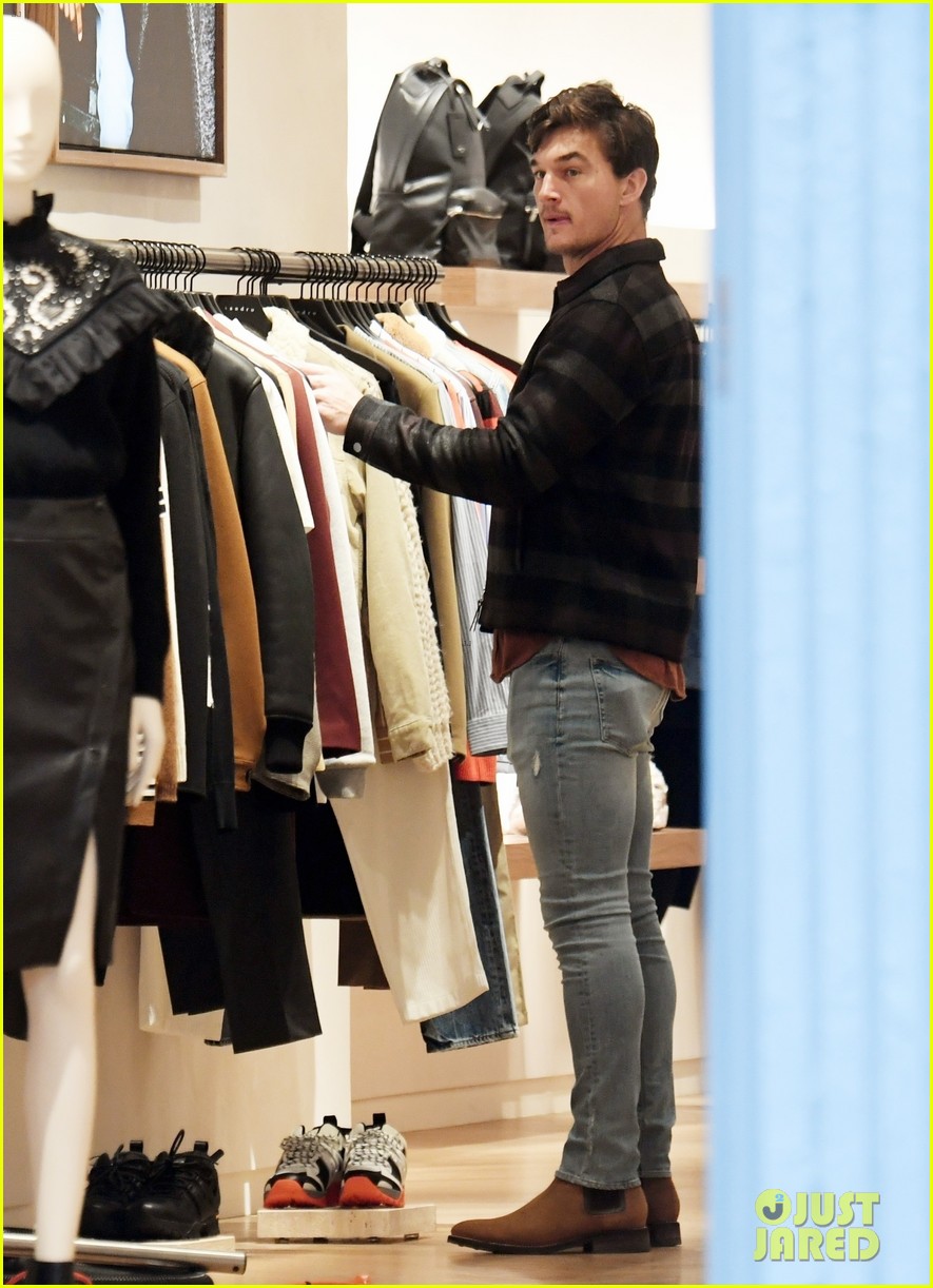 Tyler Cameron Enjoys an Afternoon of Shopping in NYC: Photo 4383070 ...