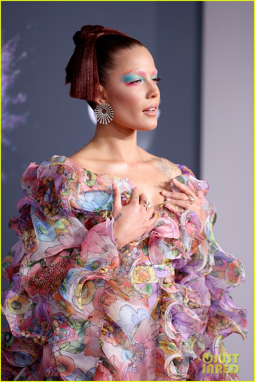 Halsey Dons Colorful Eye Makeup & Bleached Eyebrows While Arriving at ...