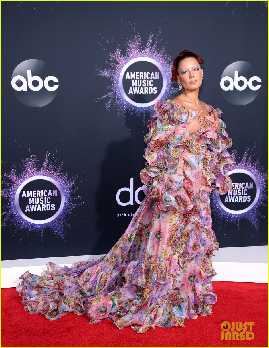 Halsey Dons Colorful Eye Makeup & Bleached Eyebrows While Arriving at ...