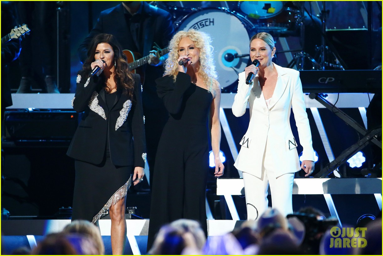 Miranda Lambert, Pink, & Sheryl Crow Join Forces at CMA Awards 2019 ...