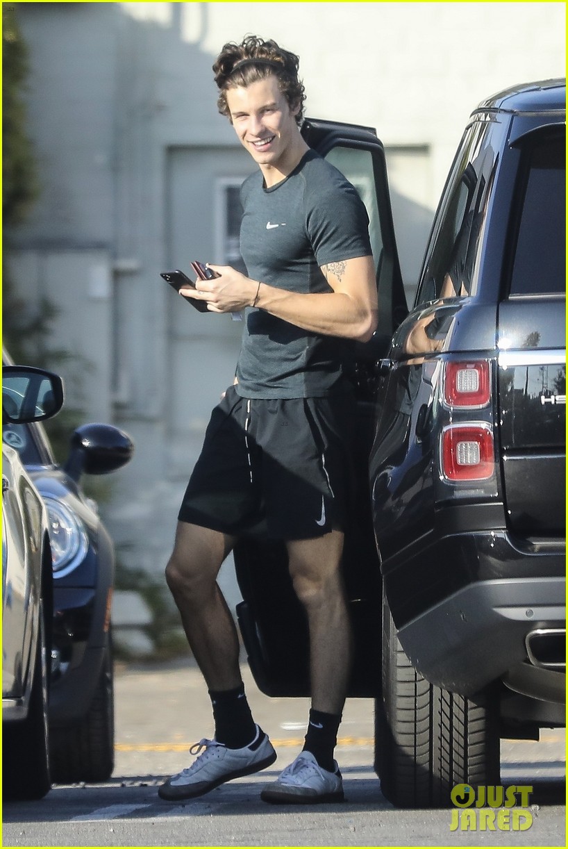 Shawn Mendes & Camila Cabello Share a Smooch at Clippers Basketball ...